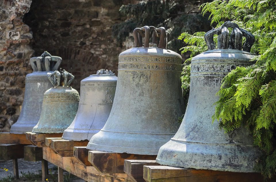 Les Cloches en Sorcellerie : Pouvoirs, Rituels et Protection